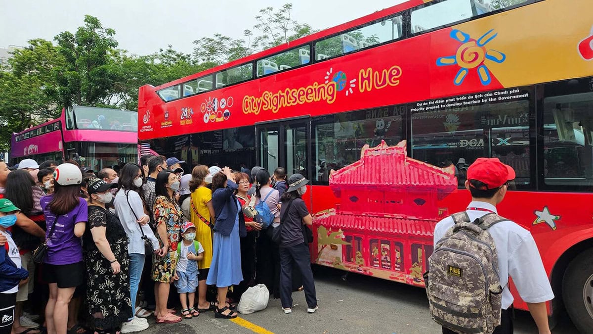 Vé xe bus 2 tầng ngắm cảnh Huế – Hue City Sightseeing – Lá Quê